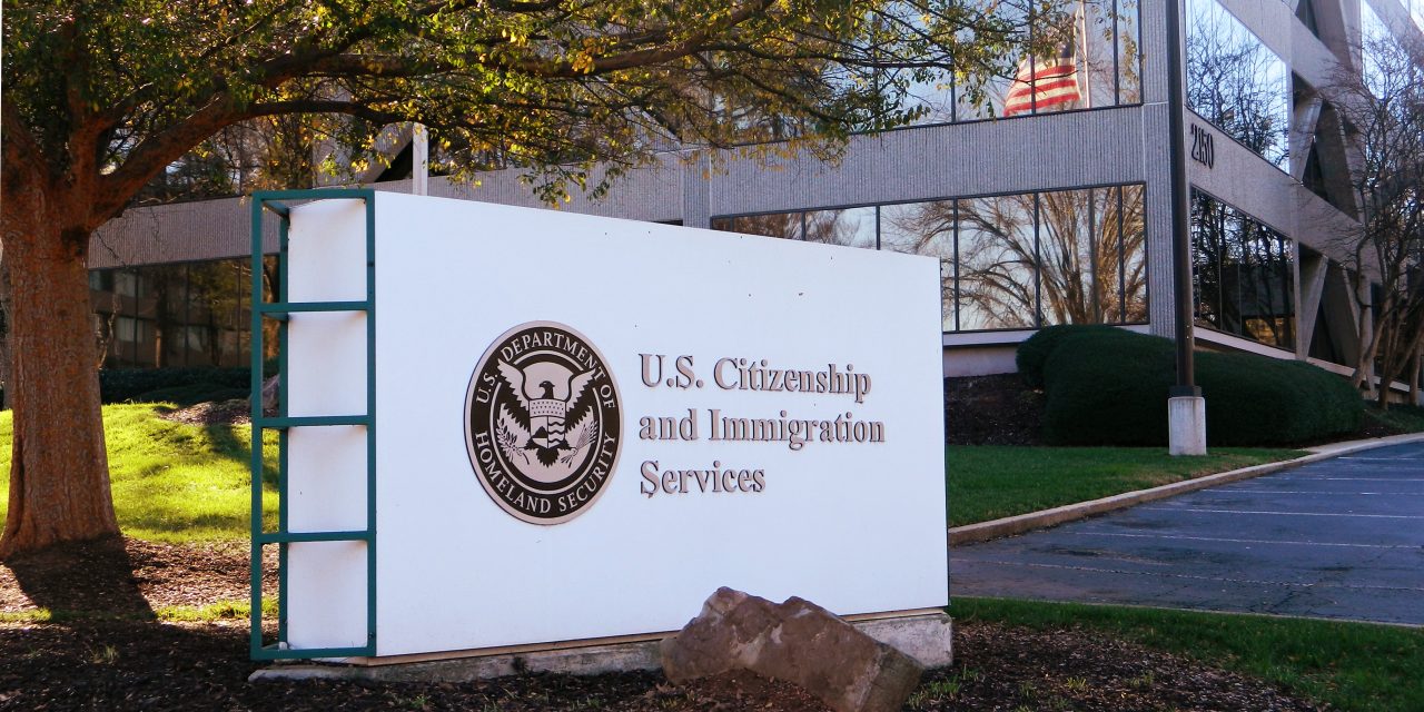 USCIS adia o desligamento de 13.400 funcionários para agosto - Portal ...